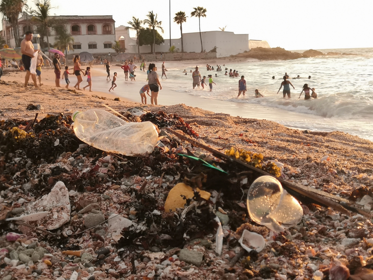Las playas se vuelven a ensuciar; retiran 18 toneladas de basura del ...