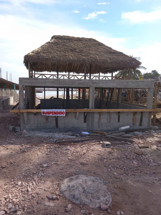 Construyen una palapa en el acceso de playa de isla de Chivos | Son Playas